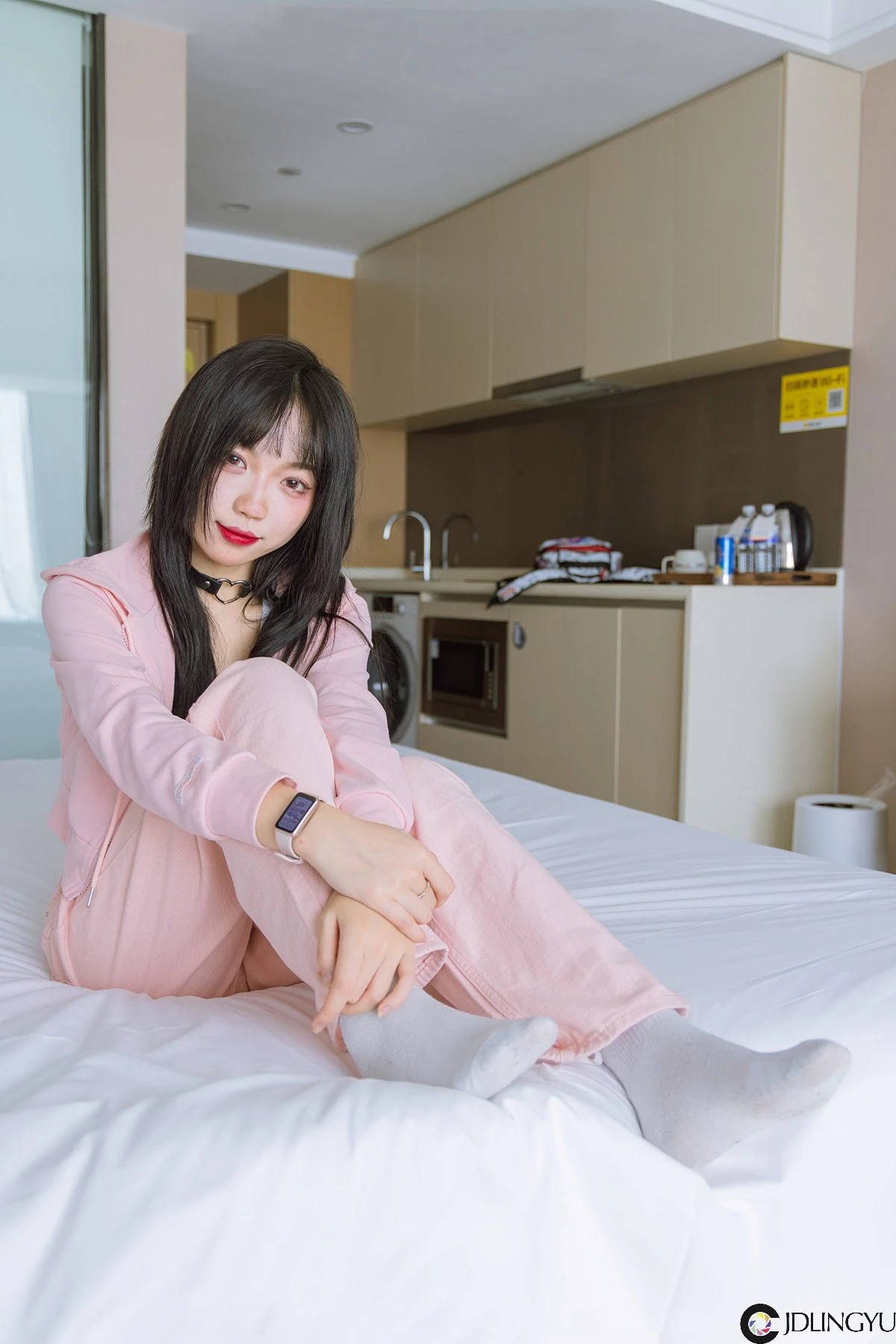 [BoBoSocks袜啵啵] No.141 周周-运动鞋、白棉袜、裸足 – 绝对领域